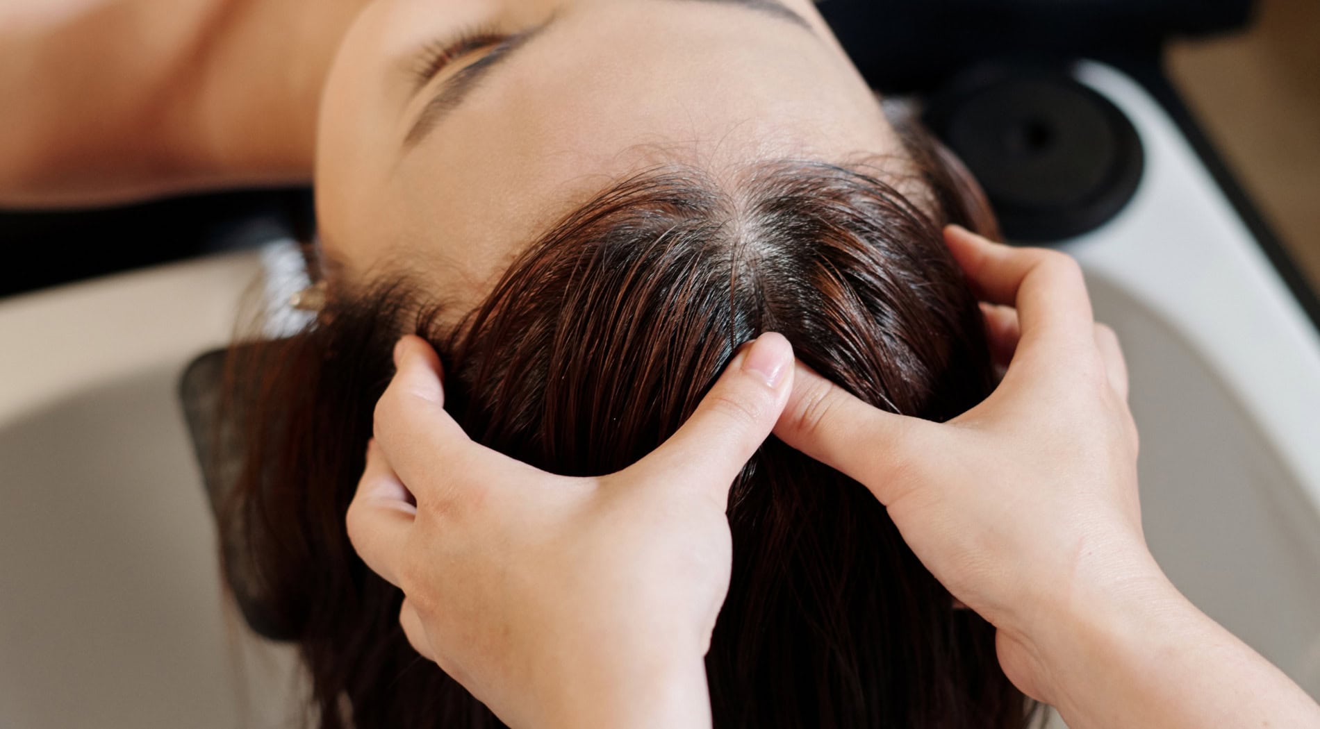 Oily, dry or sensitive scalp: how to recognise and treat each type ...